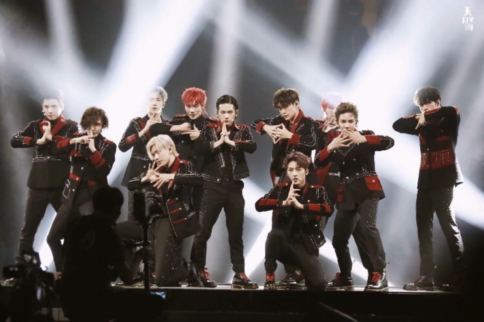 r1se集体图片高清壁纸-千图网