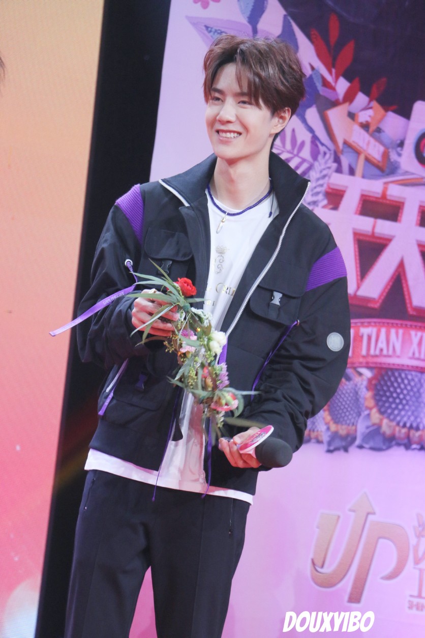 180814 天天向上发布会 @UNIQ-王一博 cr:lo… - 堆糖，美图壁纸兴趣社区