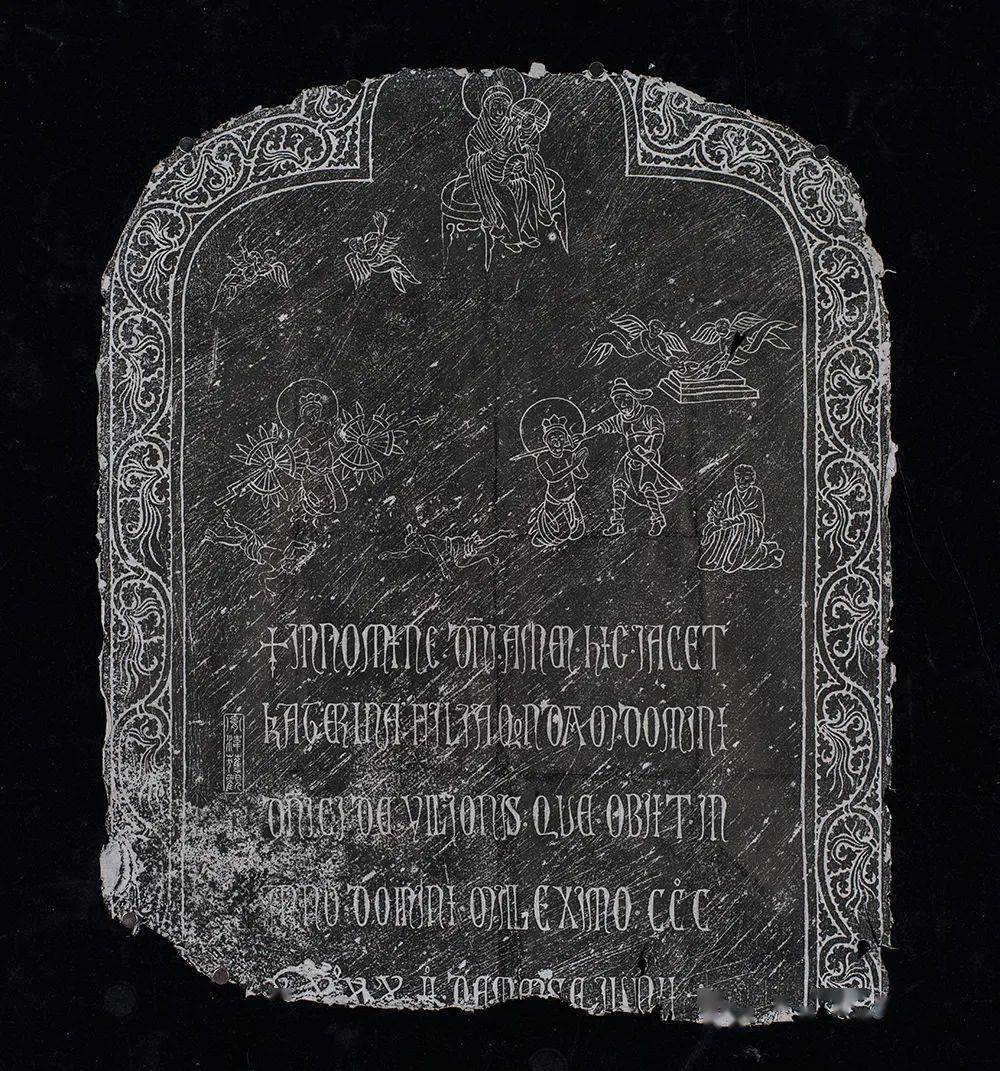 元代扬州天主教徒墓碑，墓碑主人名叫凯瑟琳，是经营中西贸易的意大利商人伊利翁尼的女儿。墓碑下方以古哥特拉丁文书写铭文，记载了墓主人的身份与去世的 ...