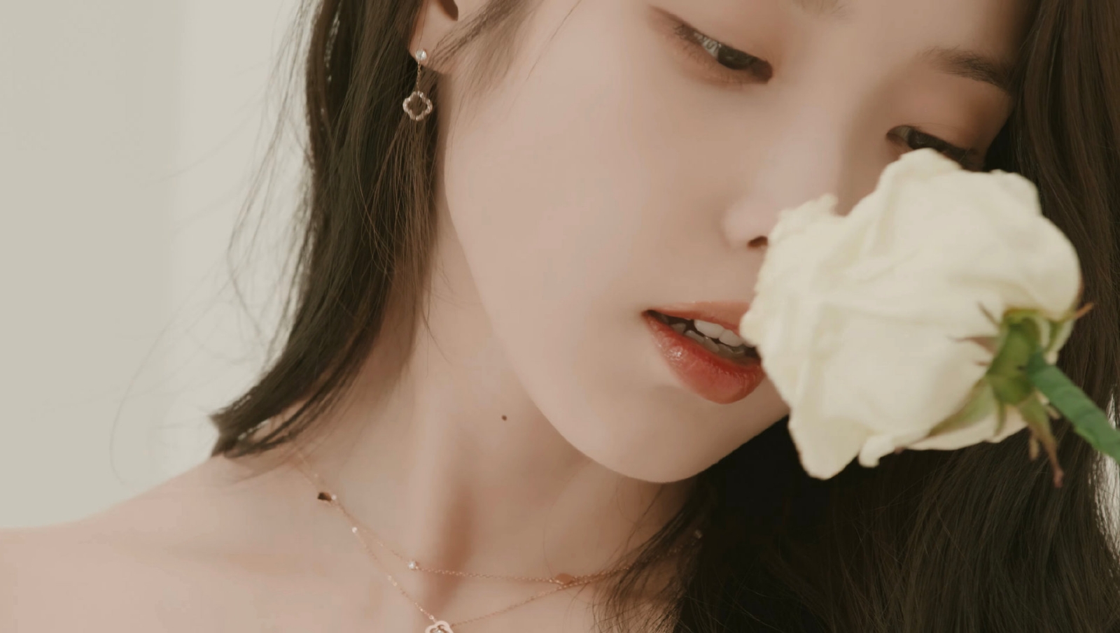 IU李知恩 230210 X J.estina 宣传视频更新… - 高清图片，堆糖，美图壁纸兴趣社区