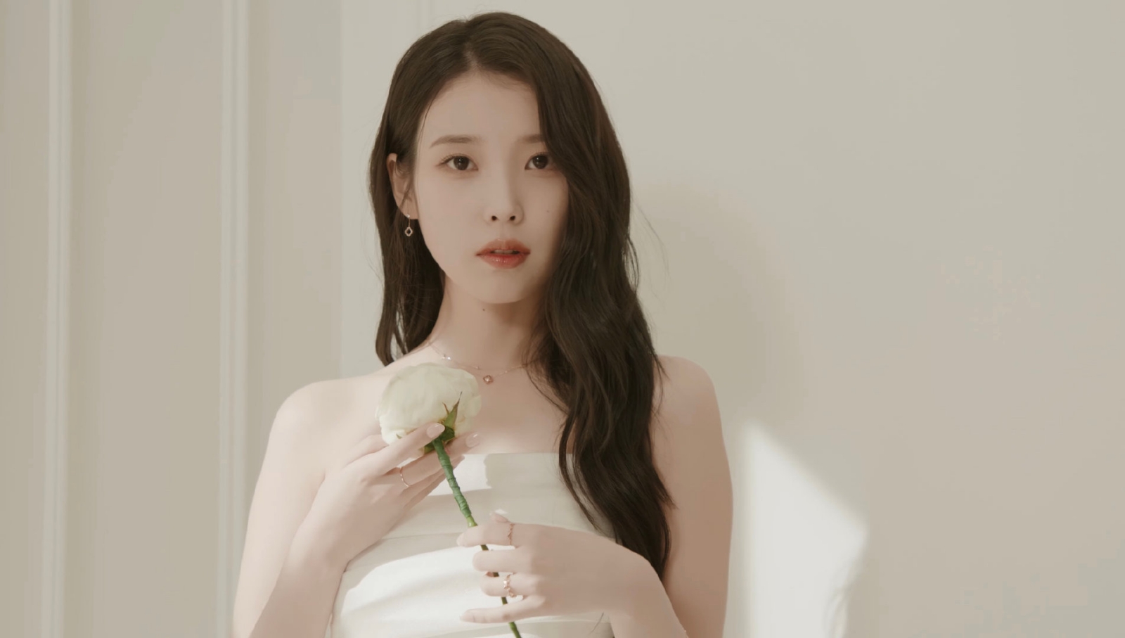 IU李知恩 230210 X J.estina 宣传视频更新… - 高清图片，堆糖，美图壁纸兴趣社区