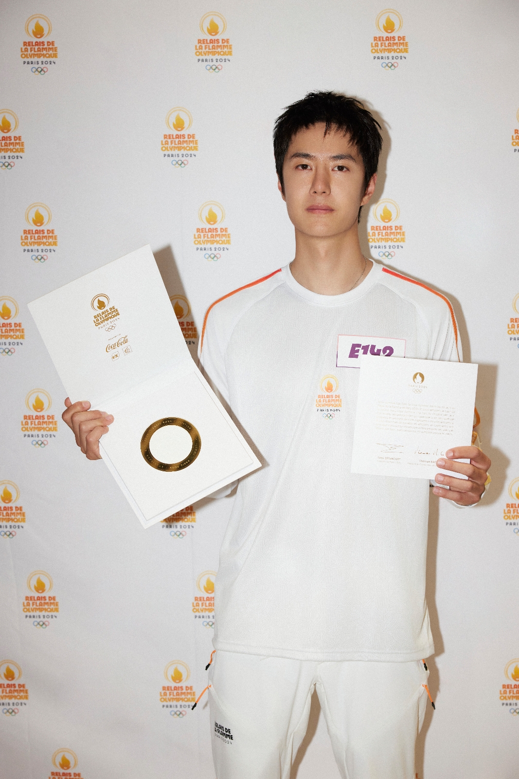 YIBO-OFFICIAL： #王一博担任巴黎奥运火炬… - 高清图片，堆糖，美图壁纸兴趣社区